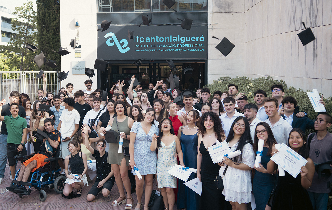 Graduació de l’alumnat de Cicles Formatius a l’IFP Antoni Algueró! 🎓 ...