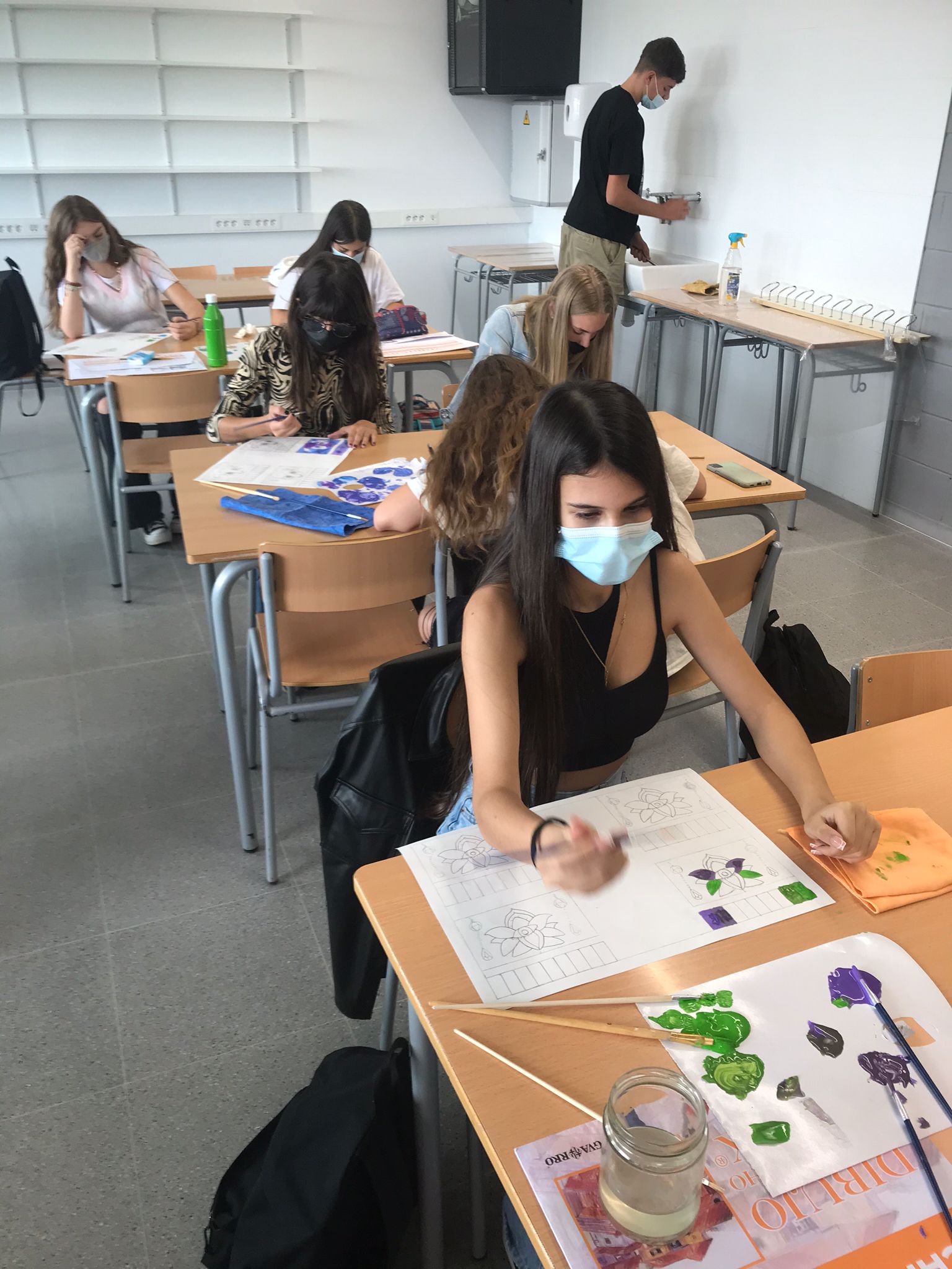 Ja treballem a la nova aula de dibuix! | Institut Joan Solà
