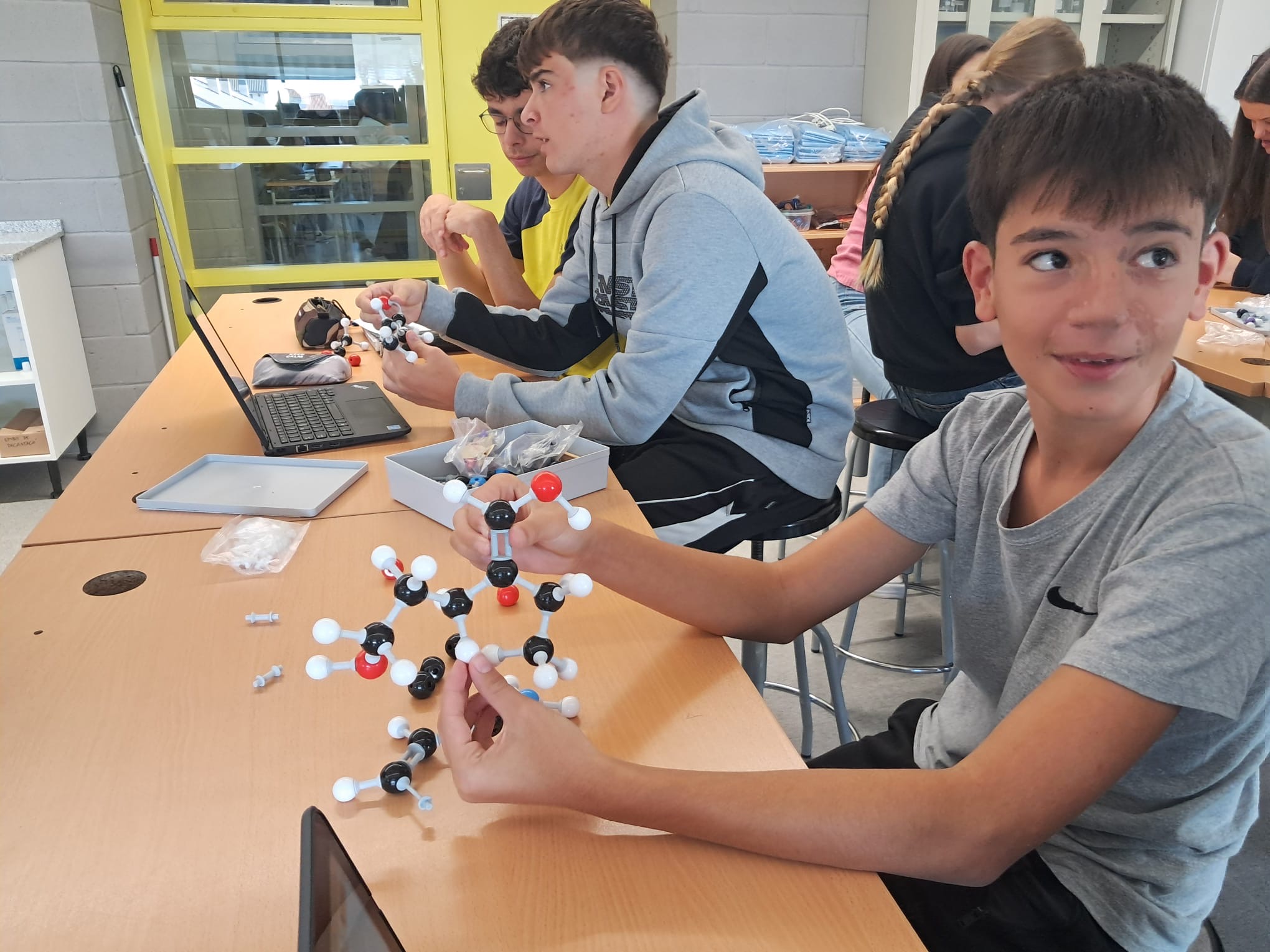 Descobrim la química orgànica a 4t d’ESO! | Institut Joan Solà